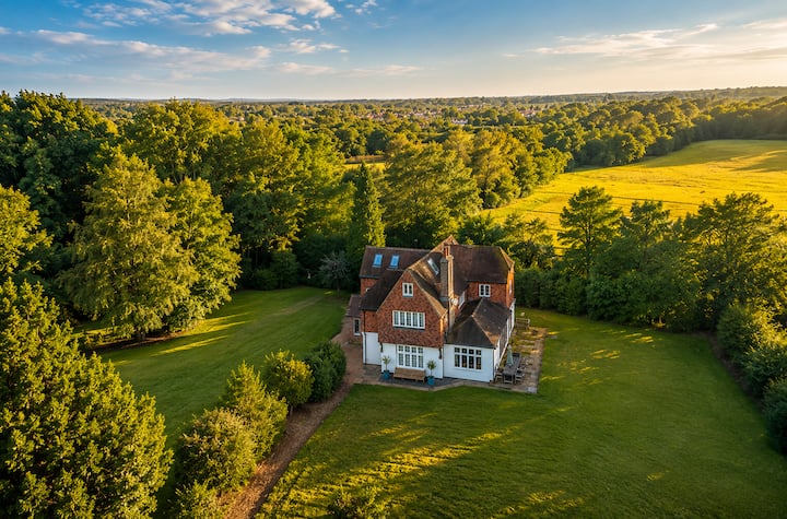 The Spy's House • Luxury 7-bed Manor • Hot Tub - Woking