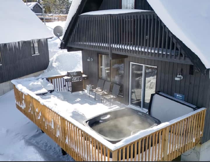 Deer Chalet | Muskoka Lakefront + Hot Tub + Sauna - Bracebridge