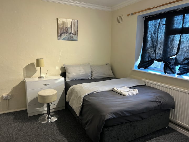 Contractor /Family Friendly House - Romford