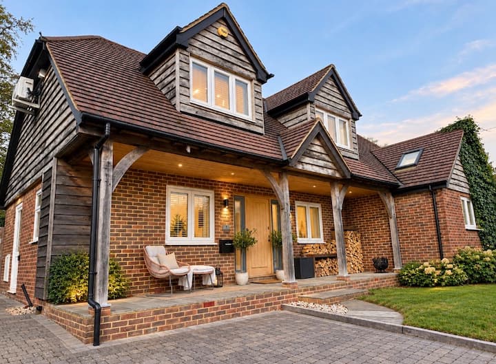 King Room & En- Suite: Drive Parking: Farnham. - Farnham