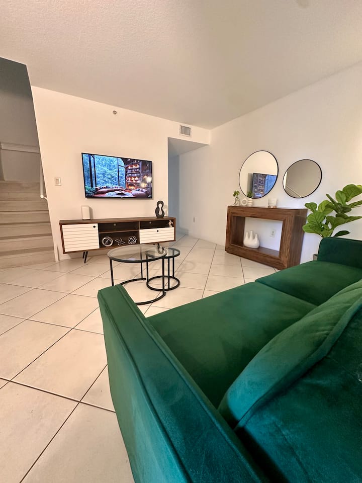 Beautiful 2/2.5 Condo W/free Parking Fast Wifi - Zoo Miami, Miami