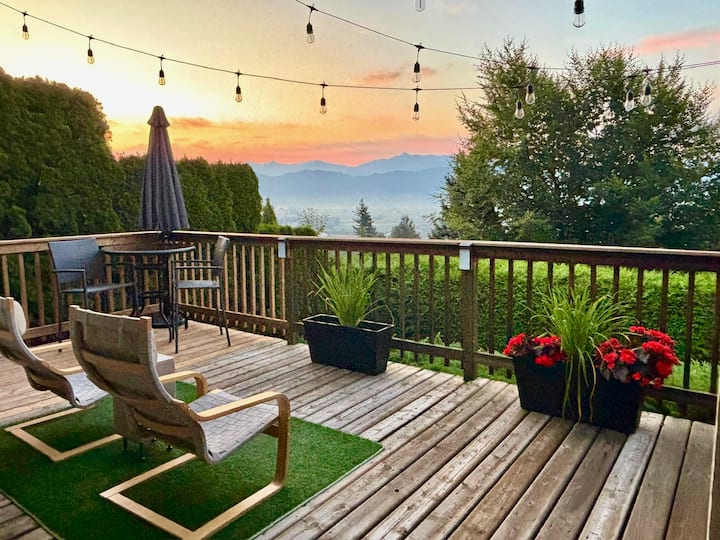 Van Gogh’s Hideaway. Festive Home Away From Home! - Abbotsford