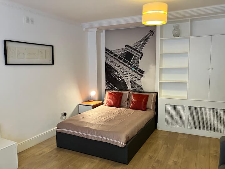Perfect Modern Designer Studio Kensington, London - London
