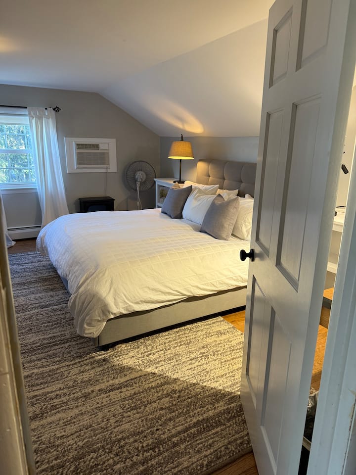 Spacious Bedroom W/amenities - Williamsport, PA