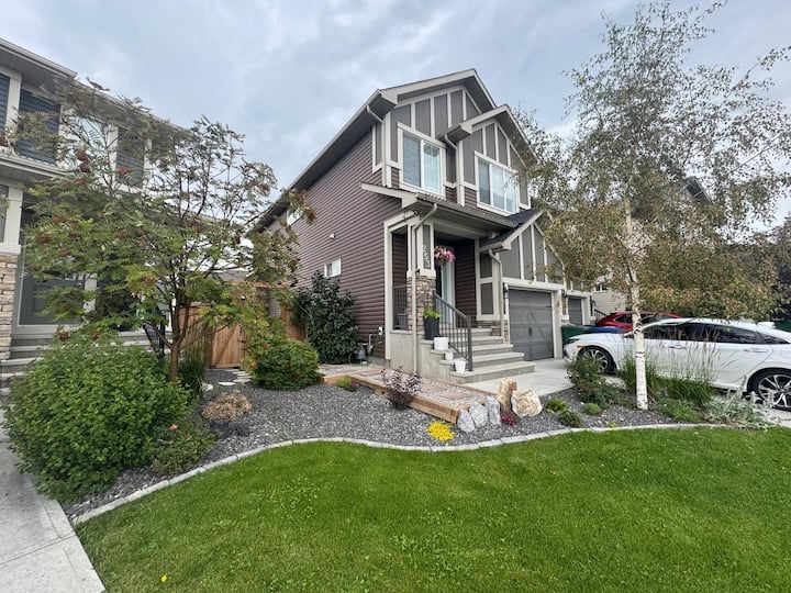 Private Entrance Walkout Deck Yard Laundry Bbq - Airdrie