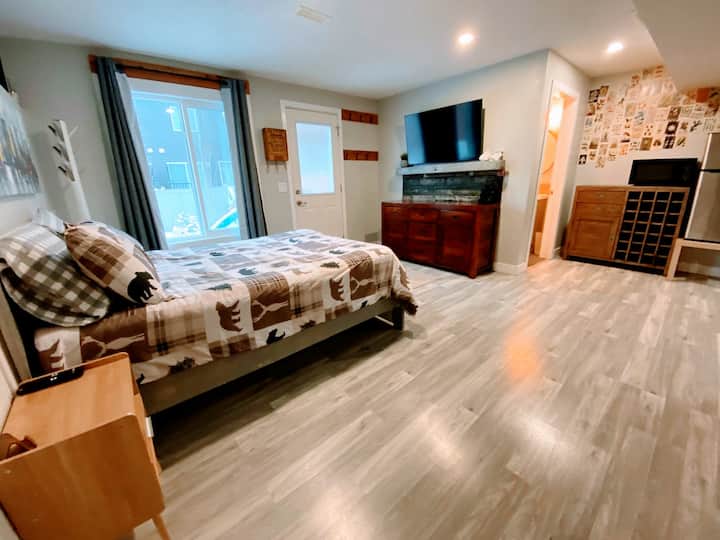 Private Entrance Walkout Deck Yard Laundry Bbq - Airdrie