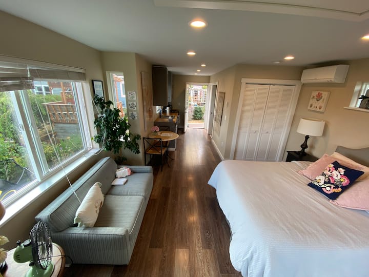 Garden Cottage W/view Of Mt Rainier - Seattle, WA