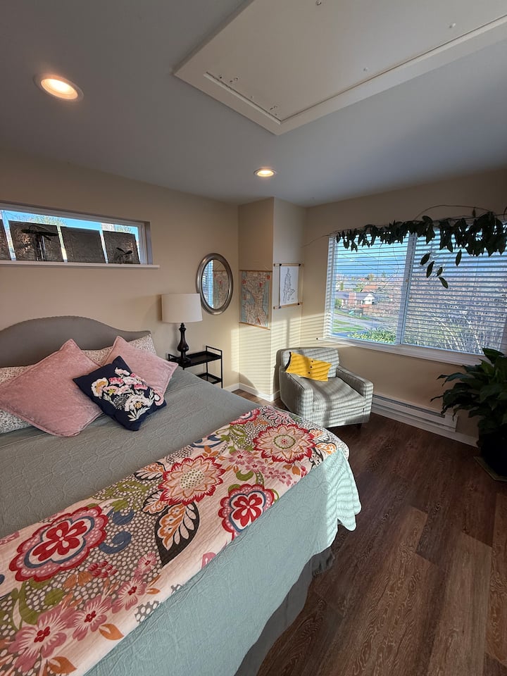 Garden Cottage W/view Of Mt Rainier - Seattle