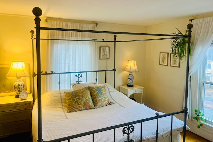 An Airy Private Suite Steps Off Washington Ave - Portland, ME