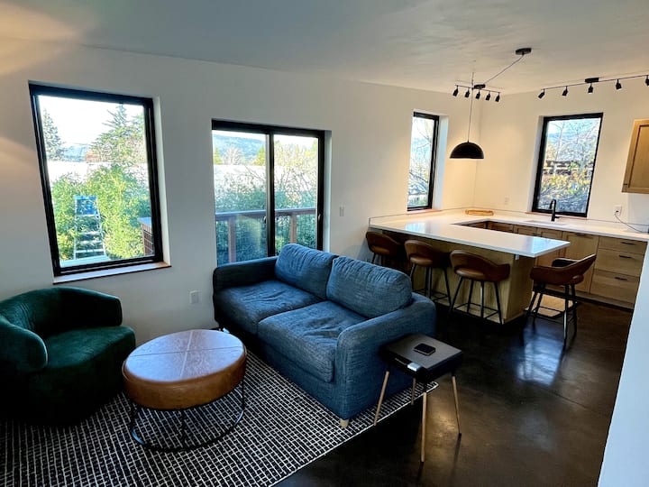 Relax In Hood River - Hood River, OR