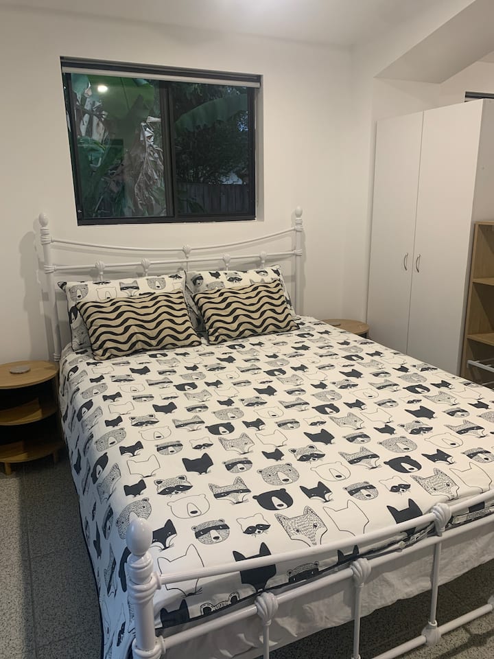 Fully Selfcontained Studio, Edgehill, Cairns. - Cairns