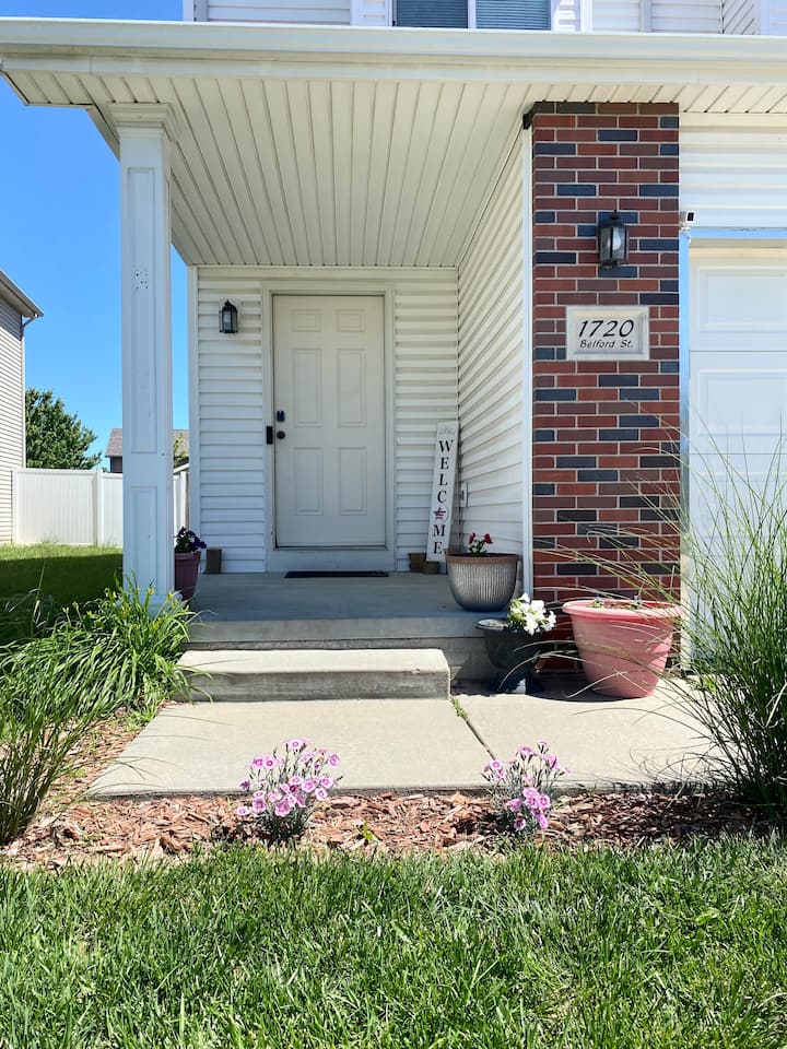 Private|10guest|6bd|3ba|hottub|near Downtown & I80 - Lincoln, NE