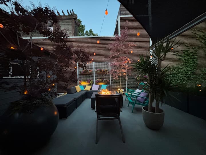 Lakeview Hideaway: Parking & Private Garden Oasis - Chicago, IL