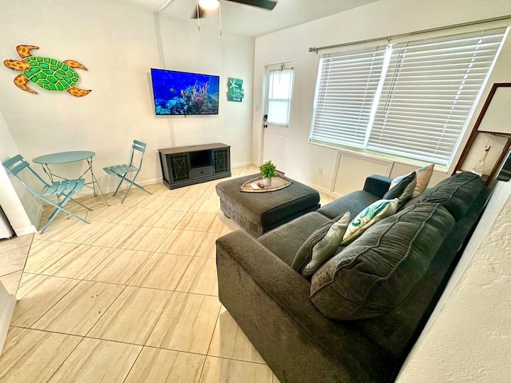 Pelican Getaway #2-walk To Beach-king Bed-sunsets - Madeira Beach, FL