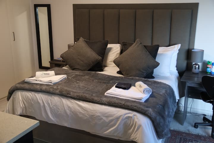 Kosmos Lodge - Room 5 (Side View) - Hartbeespoort