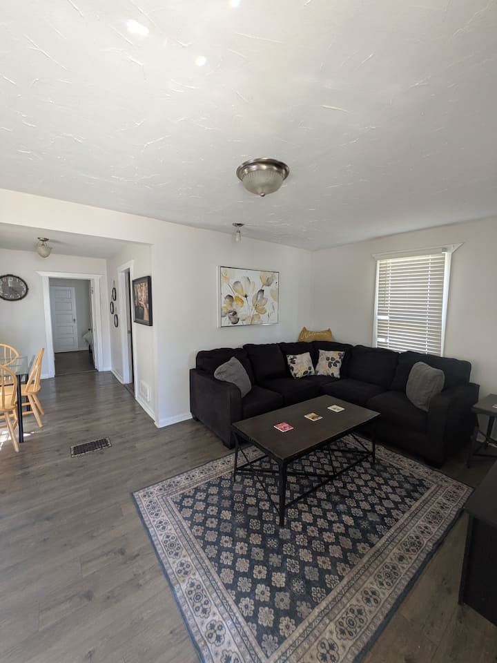 Clean Updated I-80/midtown/central/zoo - Omaha, NE