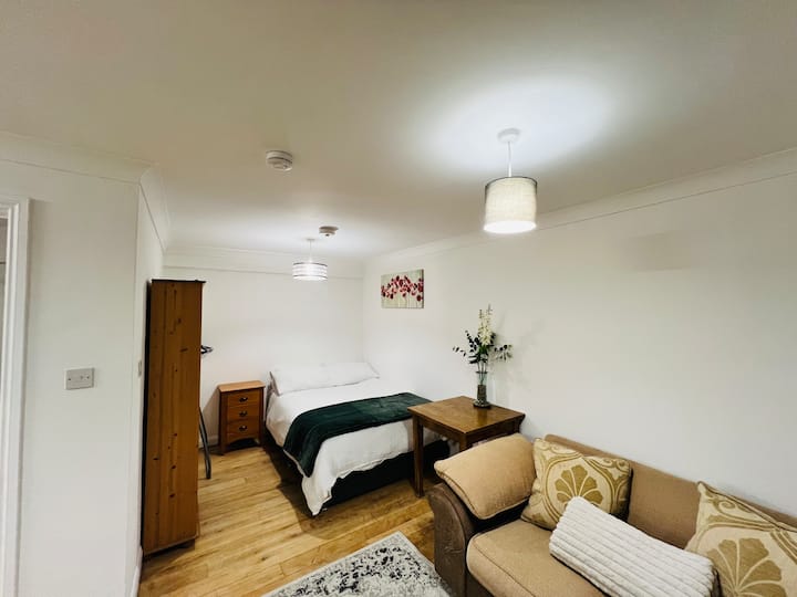 Bright And Spacious Studio - Guildford, UK