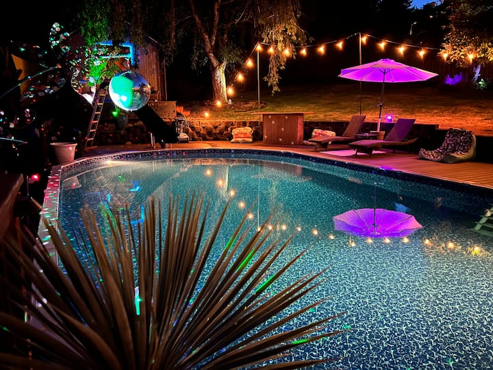 Cascadia Cabana | Poolside Suite With Spa - Gresham, OR