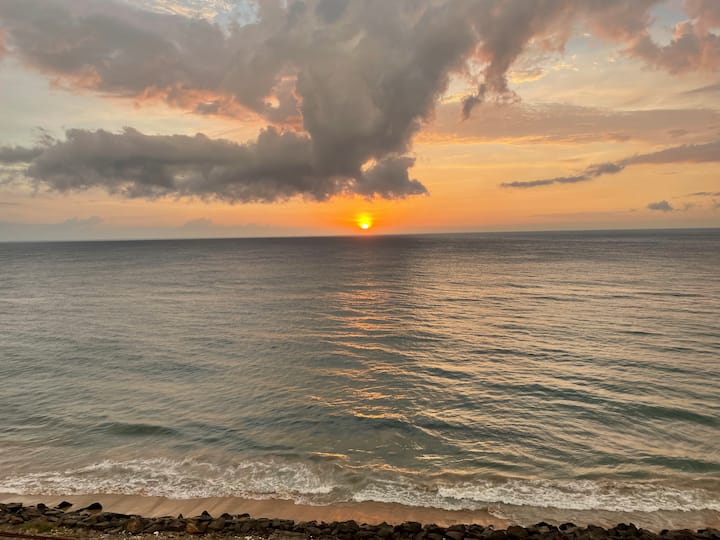 Charming Ocean View Condo / Sea Breeze / Sunset - Colombo