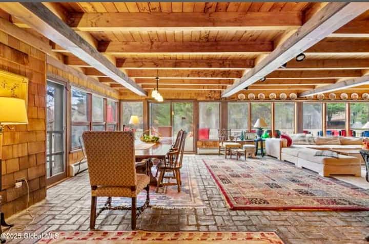 Hudson Hideaway,  10 Br Sprawling Compound - Nassau, NY