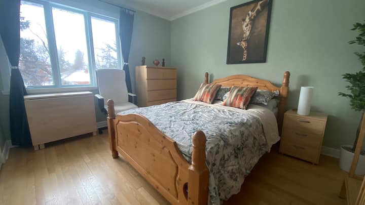 Sunshine-filled Private Bedroom, Shared Bathroom - Dorval