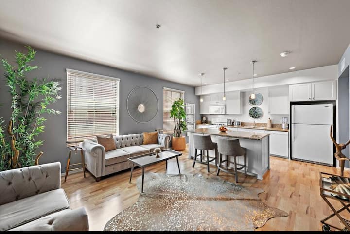 One Bedroom Apartment. - Irvine, CA