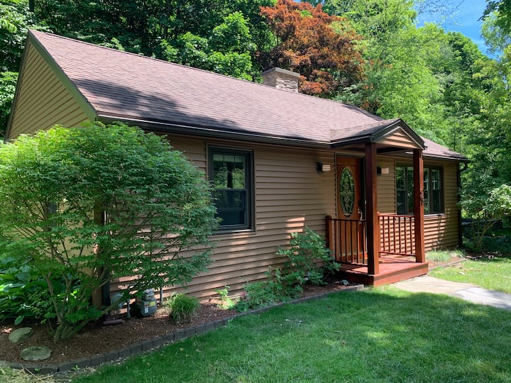 Wooded Cottage - Minutes From Lenox Village - Lenox, MA