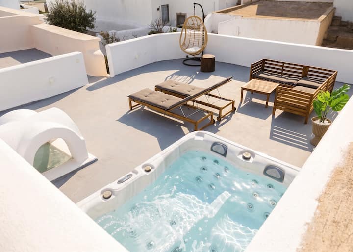Amaryllis Deluxe Cave Suite With Private Jacuzzi - Santorini