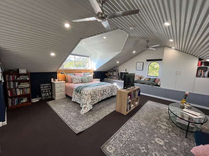 The Library Loft- Retreat: City/sea Views & Pool. - Tea Tree Gully