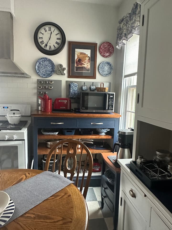 Rocklyn Apts - Rhythm & Blues Efficiency - Iowa City, IA