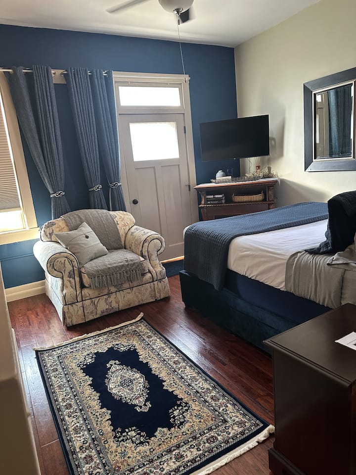 Rocklyn Apts - Rhythm & Blues Efficiency - Iowa City, IA