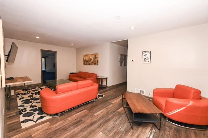 Spacious Ranch Home Close To Airport And Downtown - 