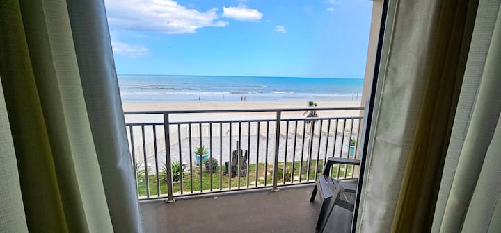 Sandy Retreat ~ Sleeps 2 ~ Ocean Front - Daytona Beach, FL