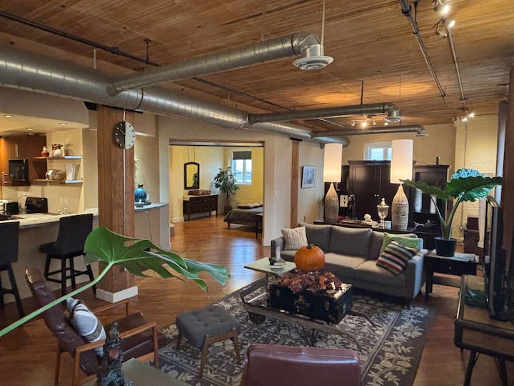 Custom Loft In Trendy Warehouse District. - Regina