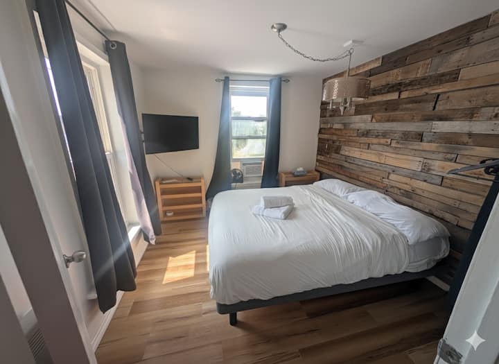 Balcony Suite | Queen Bed | Walk To Ottawa (2) - Gatineau