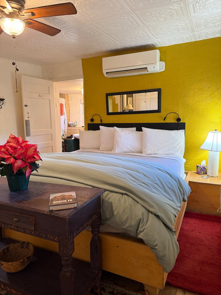 Historic And Stylish Downtown Railyard Adobe - Santa Fe, NM