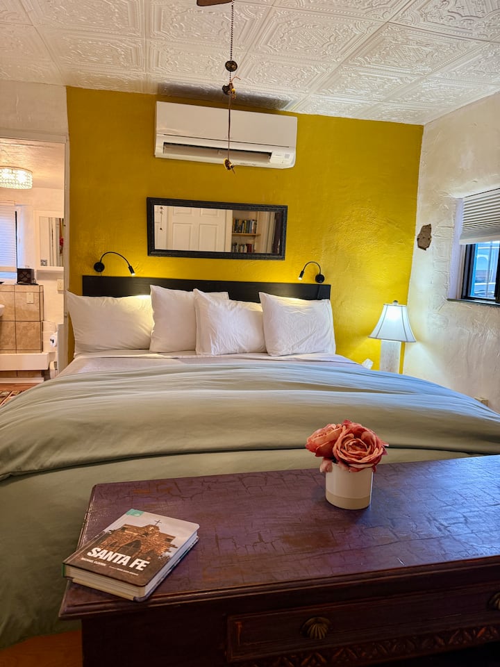 Historic And Stylish Downtown Railyard Adobe - Santa Fe, NM