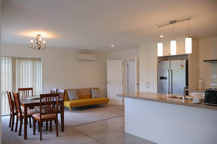 Beauty Near The Ocean Spacious Four-bedroom Home - New Plymouth