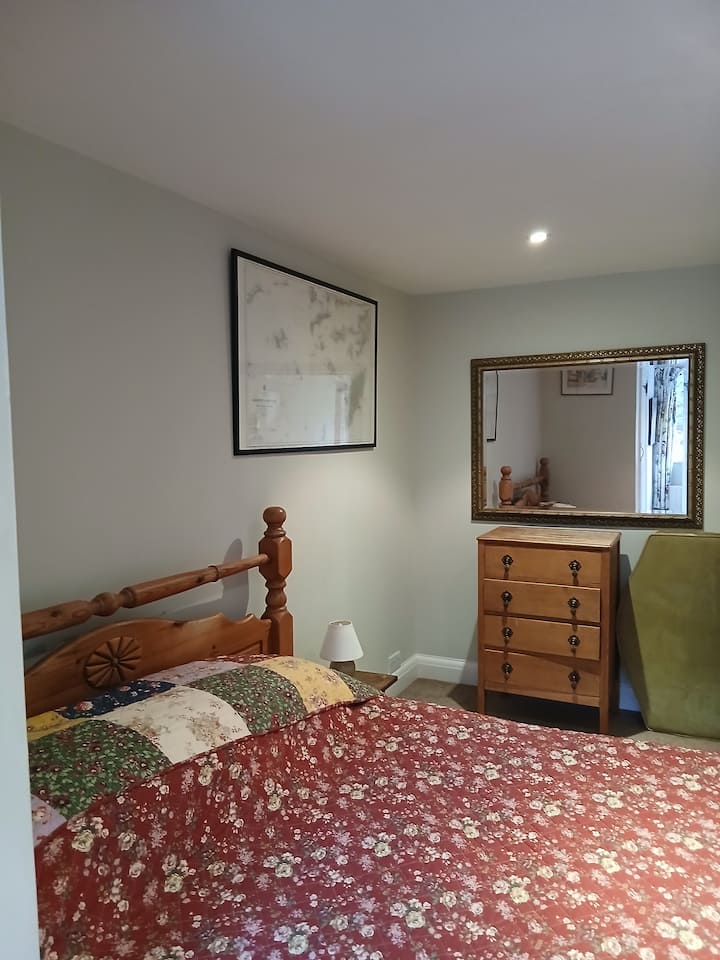 Upstairs Room-king Size Bed-private Bathroom - Guildford, UK
