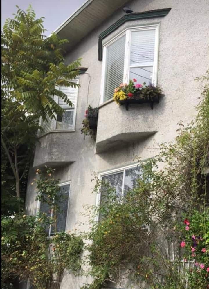 Heritage Home Topfloor Backyard Train-free Parking - Vancouver