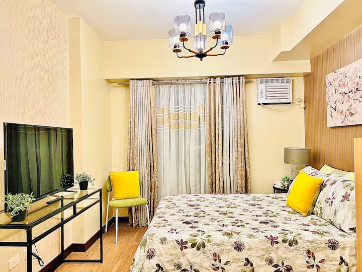 Lovely 1br|balcony| 55” Smart Tv|netflix - Quezon City