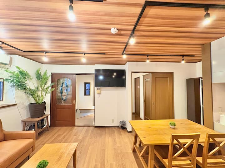 4 Min To Shinsaibashi | Renovated | Sleeps 10 - Ōsaka