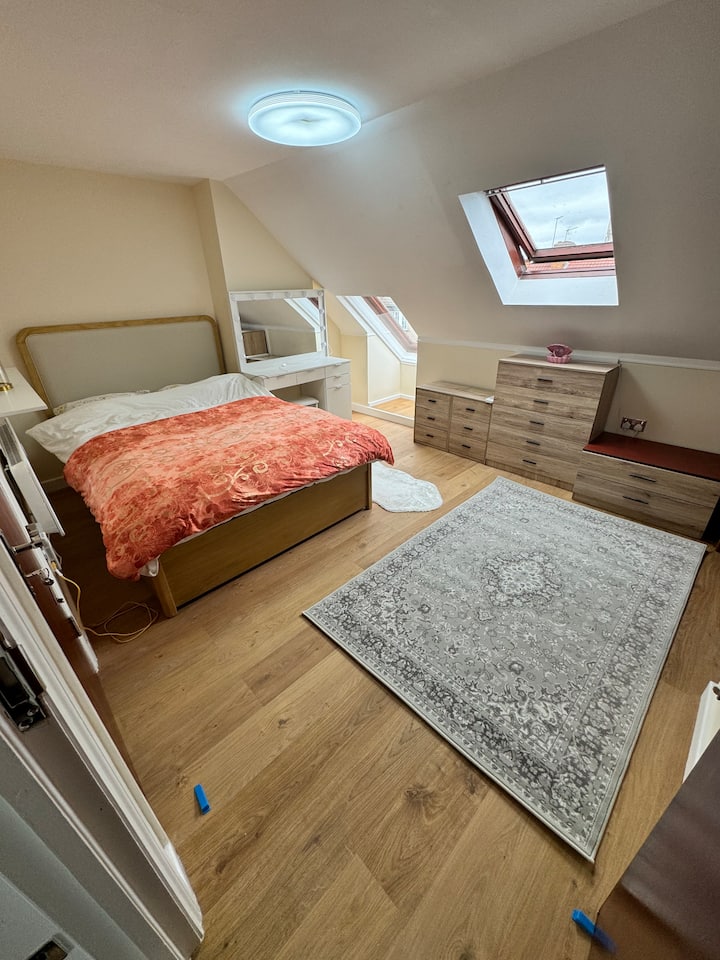 Newly Renovated Attic Flat For Non-smokers. - Harrow