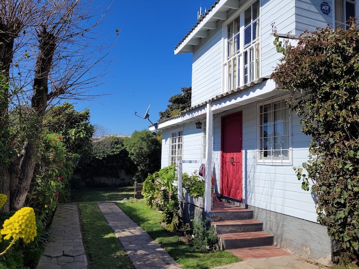 Amplia Y Cómoda Casa Con Hermoso Jardín En Concón - Concón