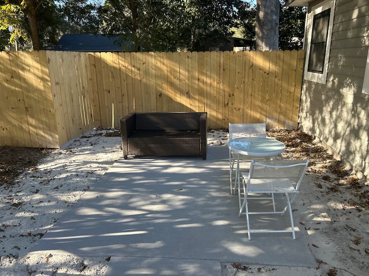 Cozy Couples Retreat | 10 Min To Beach & Downtown - Charleston, SC