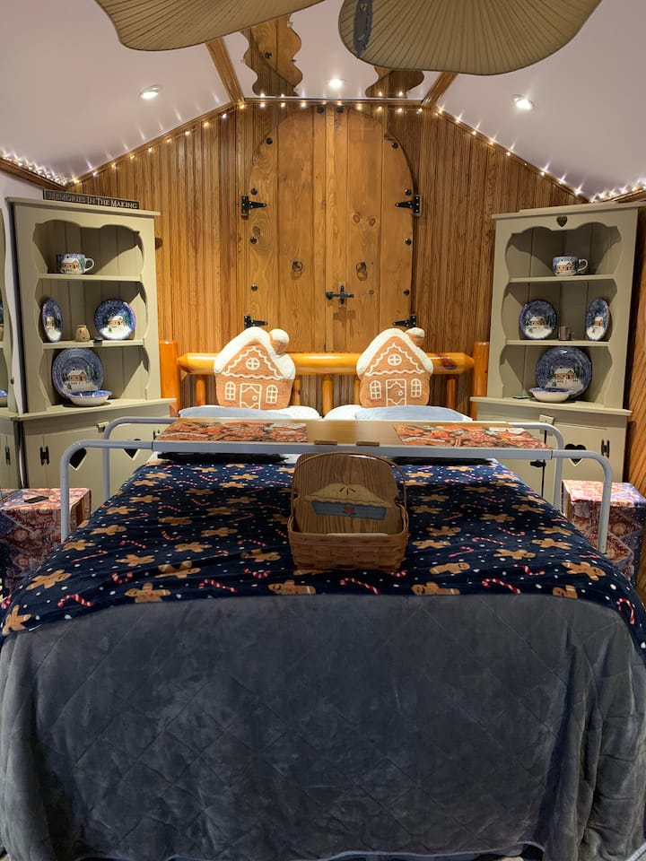 The Gingerbread House A Romantic Couples Getaway🍾 - Northumberland, PA