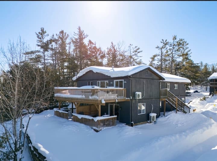 Loon Lodge | Lake Muskoka Views + Sauna + 3 Bdrms - Gravenhurst