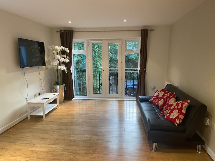 Beautiful & Spacious Weybridge - Woking
