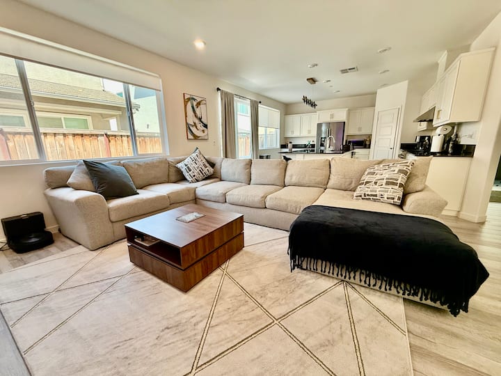 Ultra-modern Luxury Retreat Home Family Friendly - Fairfield, CA
