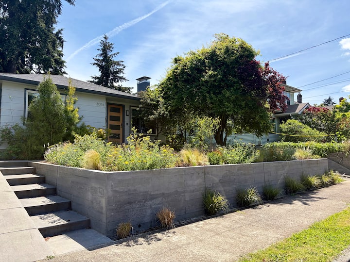 1950s Woodlawn Bungalow | Walk To Cafés & Parks - Portland, OR